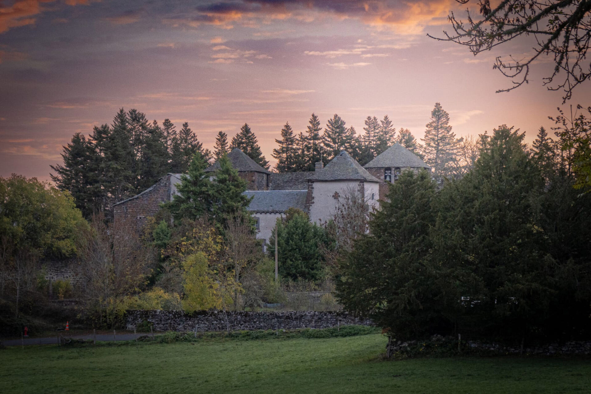 Urban explorer finds ‘haunted’ 12th century castle left to rot – with ...
