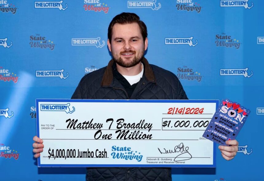 Lucky man gets lottery scratchcard in card from mum, scoops £800,000 ...