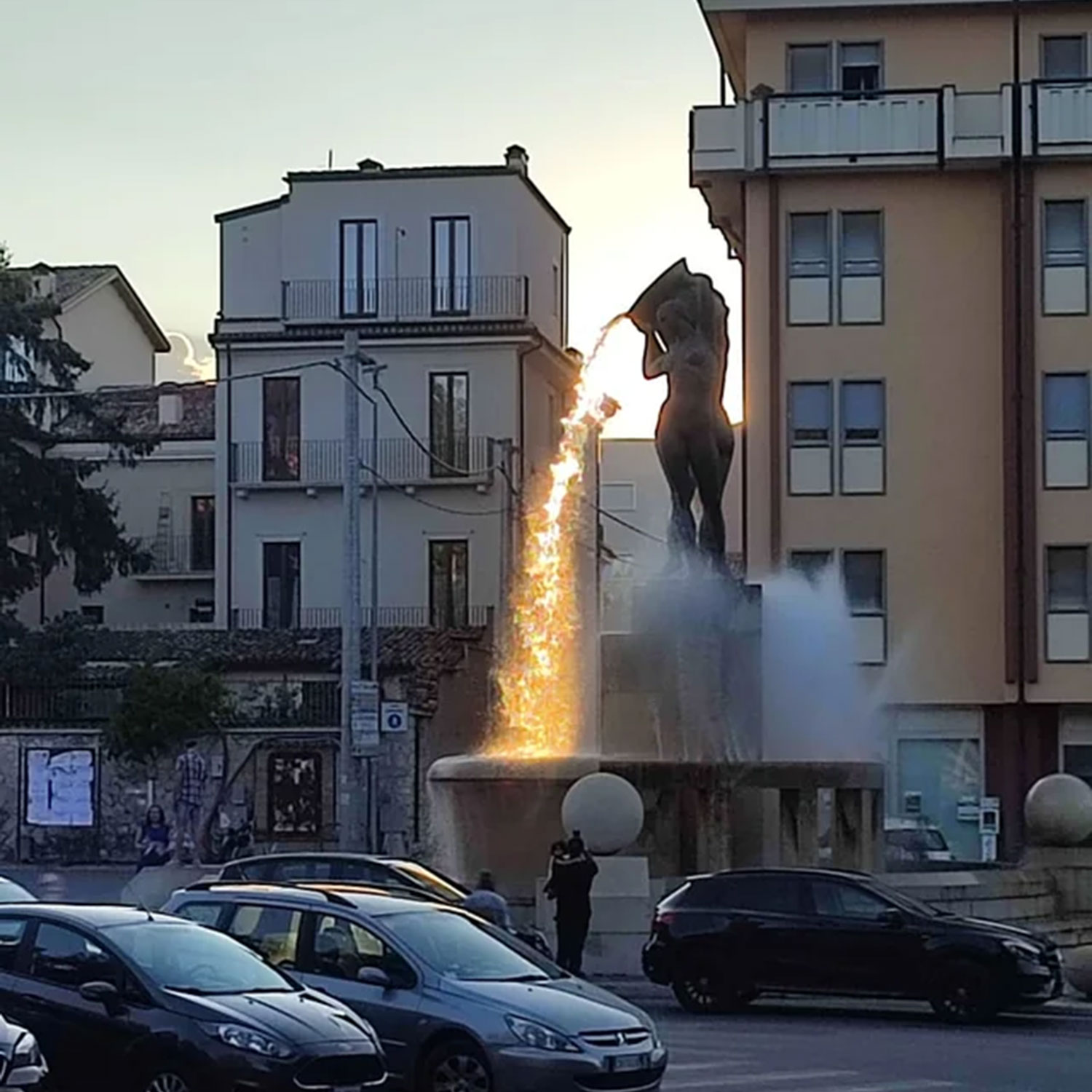 Sunlight makes fountain look like it’s spewing lava - What's The Jam
