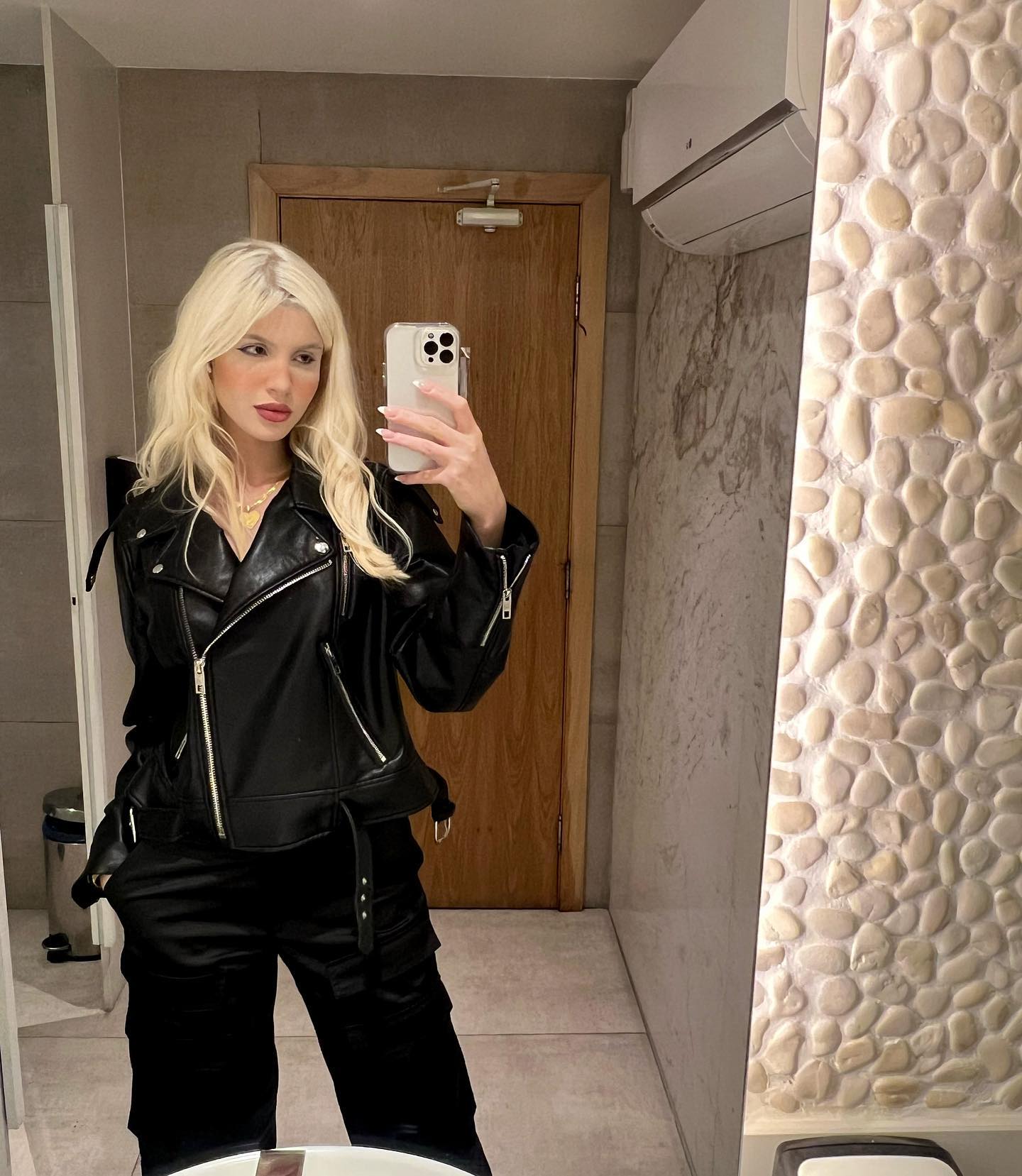Vegan influencer catches boyfriend cheating on her thanks to pepperoni ...