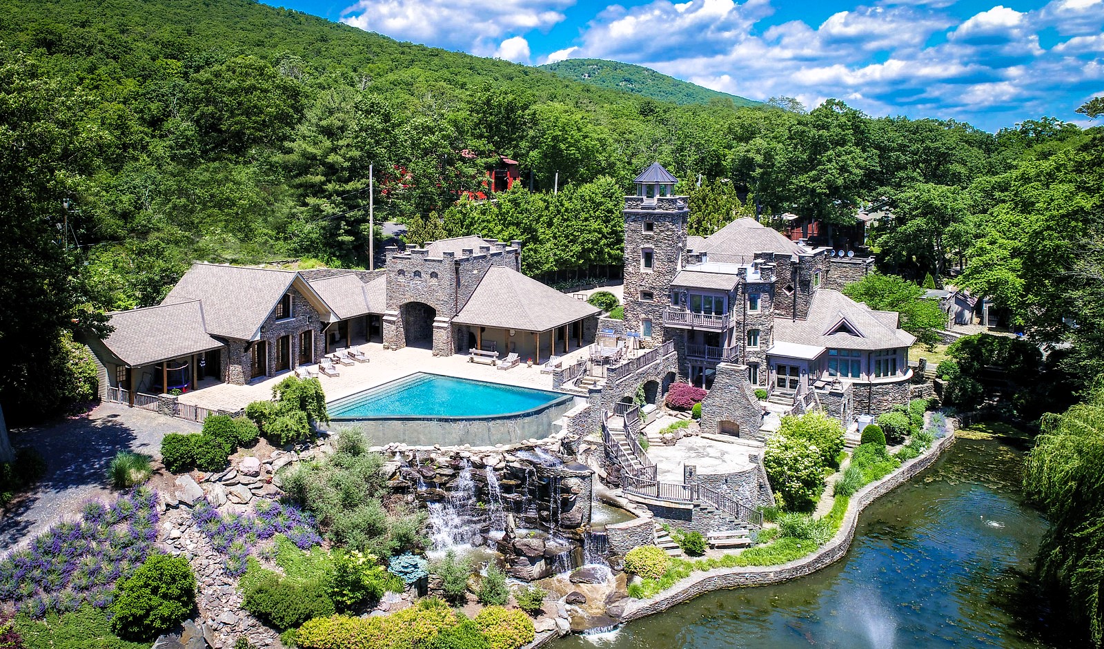 Yankees star sells $6m New York castle after years on market - What's ...