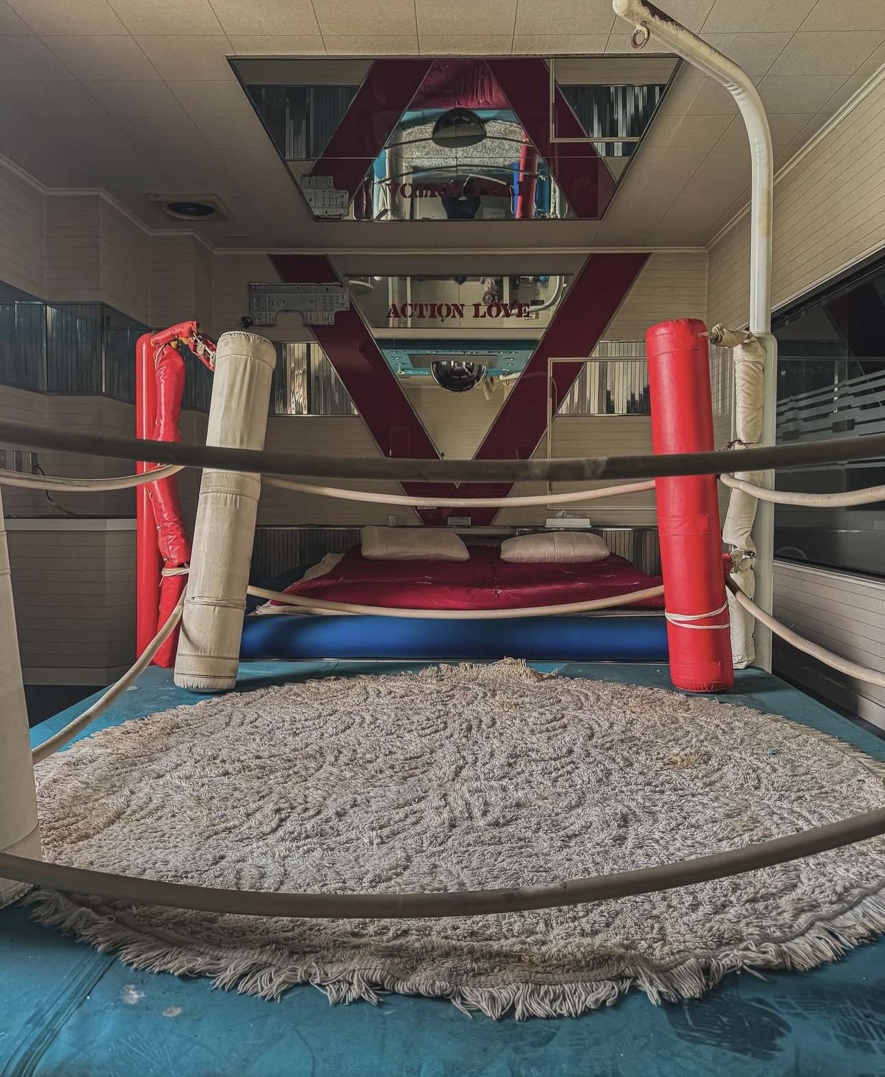 Urban explorer finds abandoned ‘love motel’ with forbidden forest and ...