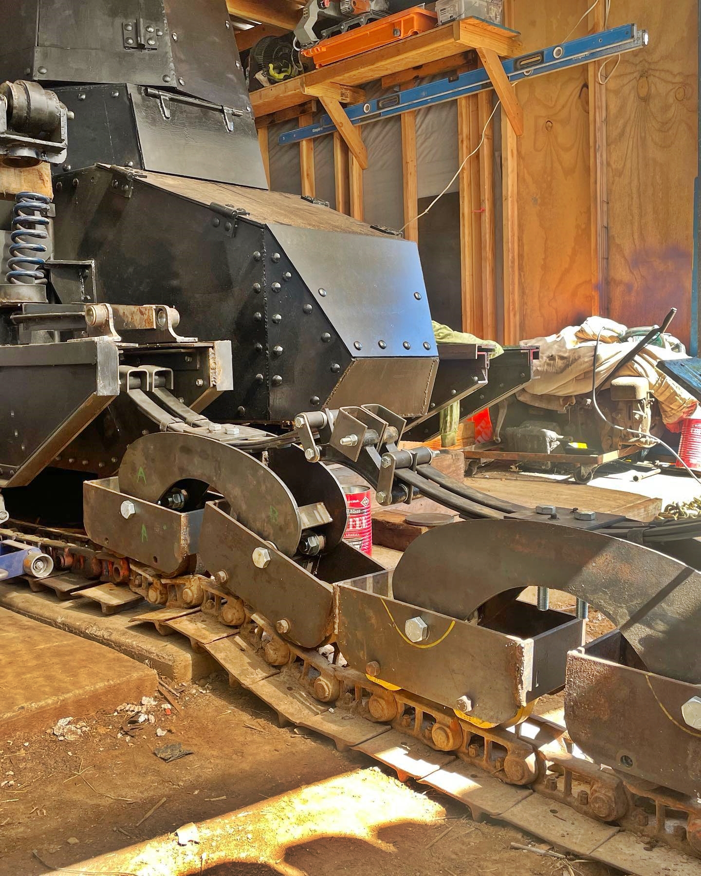 Man spends $50,000 building incredible DIY WW1 tank in own backyard ...