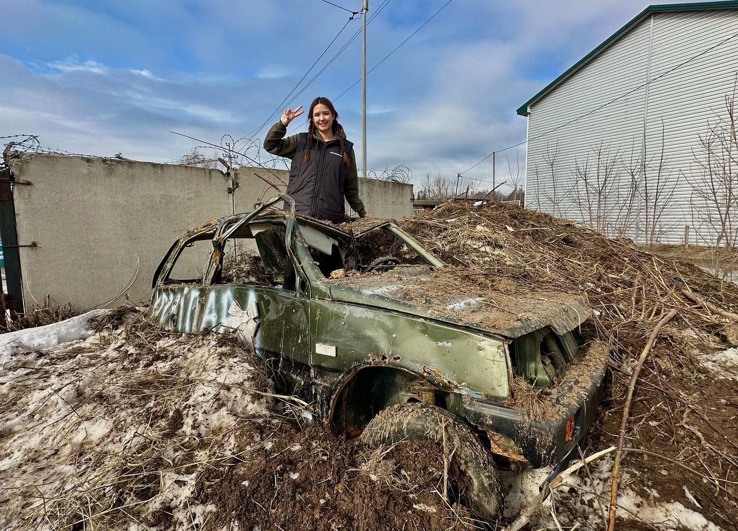 Woman goes viral building FIREPLACE inside her CAR to stay warm during ...