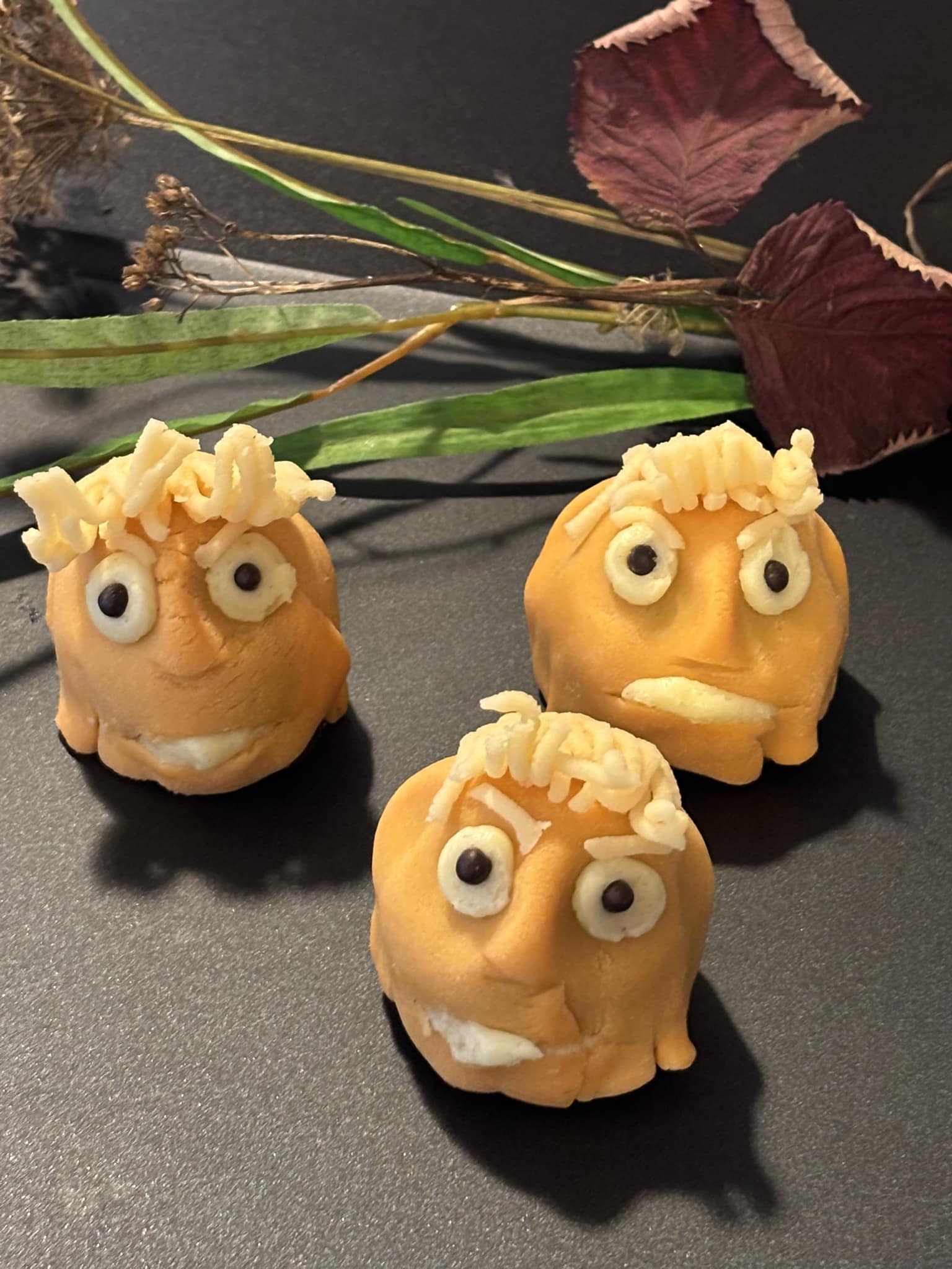 Bakery flogging £2.80 Donald Trump orange ‘moron’ cakes in response to ...
