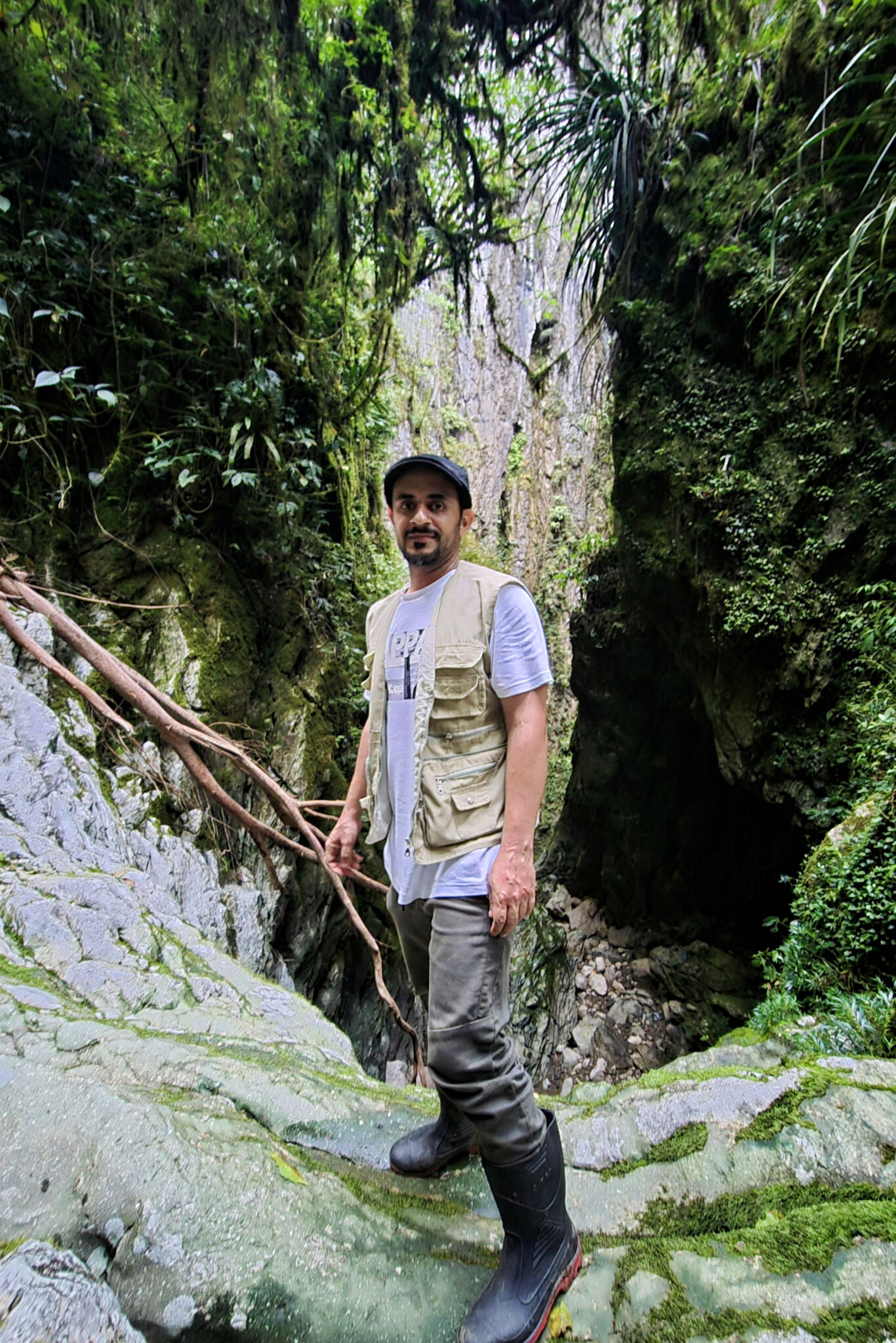 Brave nature photographer once scared of bugs reveals incredible close ...