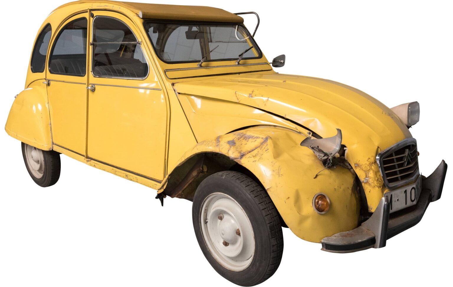 Vintage Citroën driven by Roger Moore in iconic James Bond car chase ...