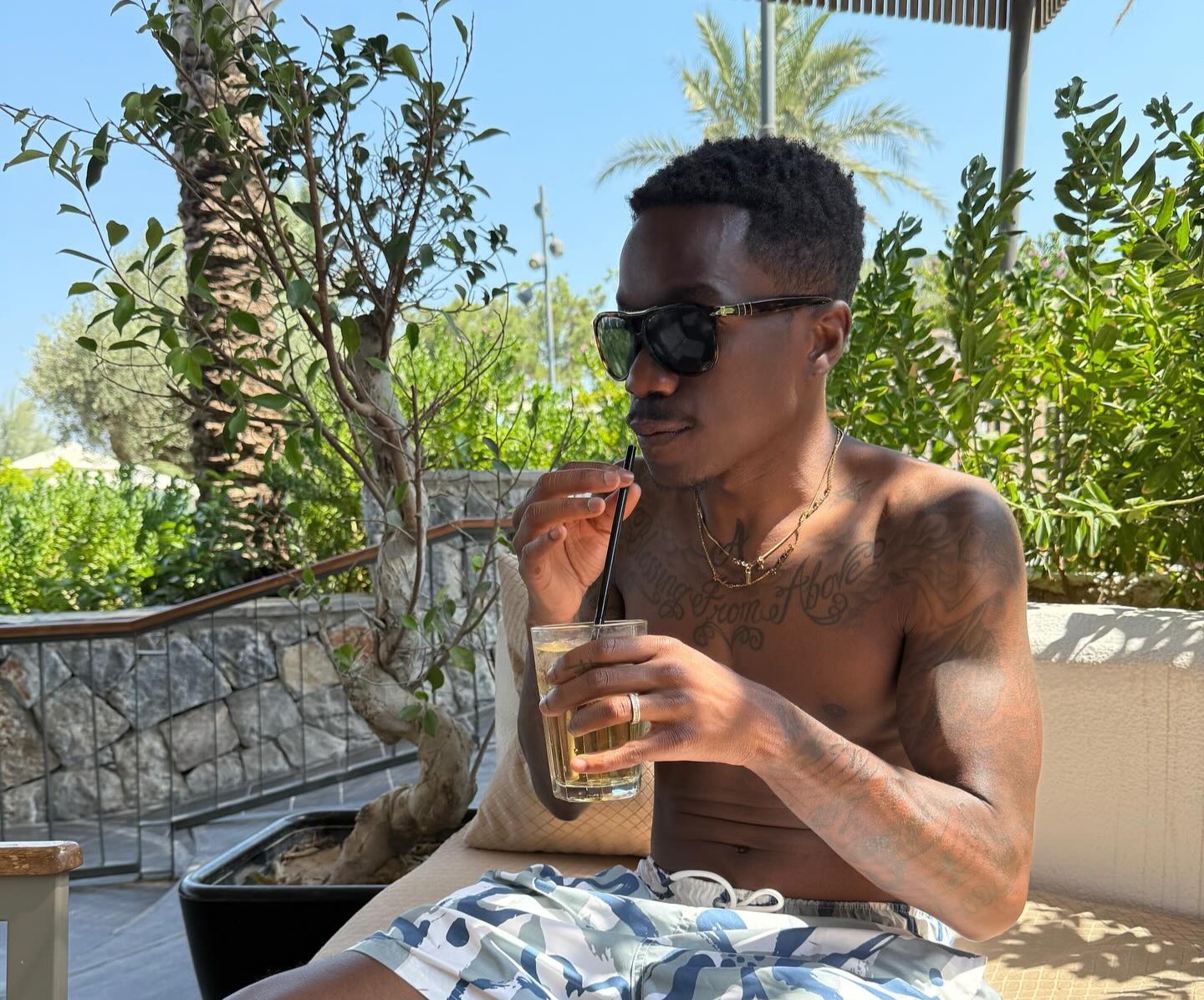 Rapper leaves fan red faced after he doesn’t recognise him - What's The Jam