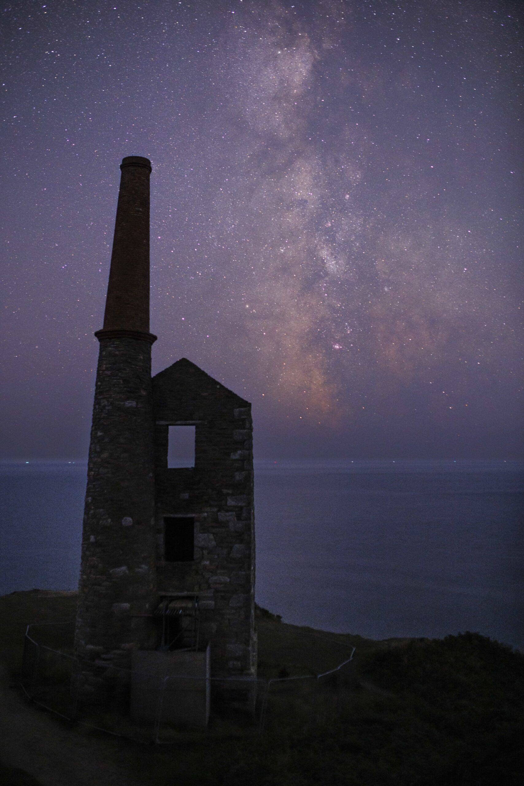 Spectacular view captured by hobby photographer as two wonders of ...