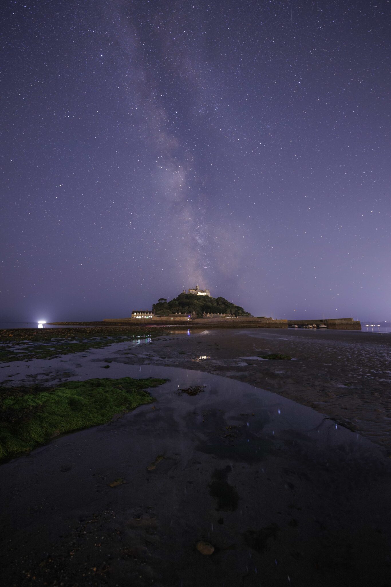 Spectacular view captured by hobby photographer as two wonders of ...