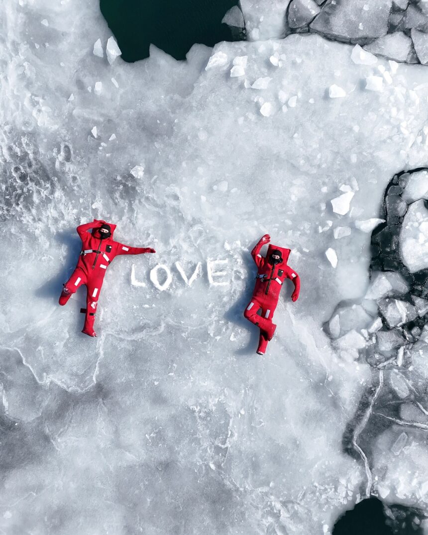 Extreme ‘ice floaters’ hold hands as glacier splits apart - What's The Jam
