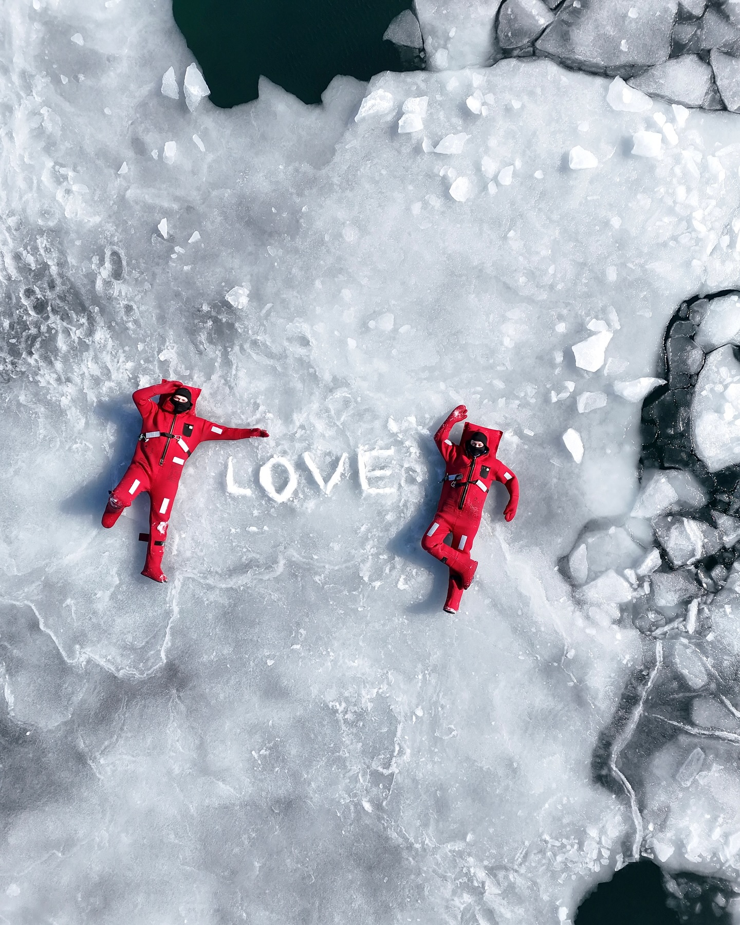 Extreme ‘ice floaters’ hold hands as glacier splits apart - What's The Jam