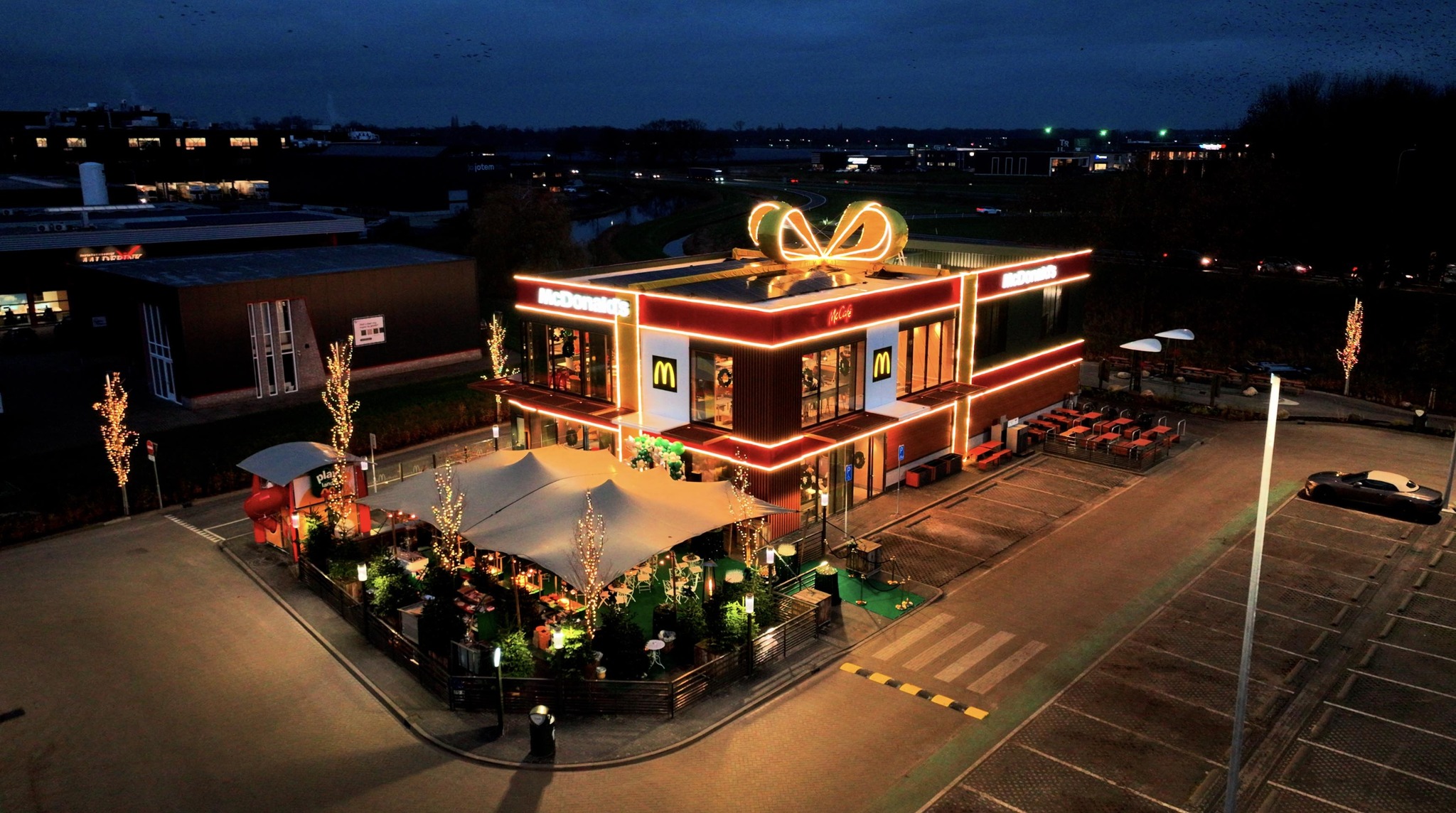 Fast food joint turned into huge Christmas present - What's The Jam
